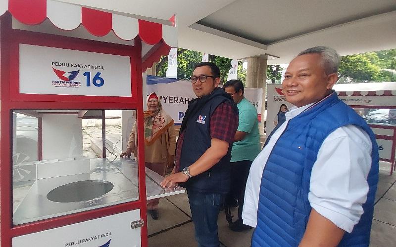 Pedagang Mi Ayam dan Bakso Terbantu Dapat Gerobak Gratis dari Partai ... Pedagang Mi Ayam dan Bakso Terbantu Dapat Gerobak Gratis dari Partai ...