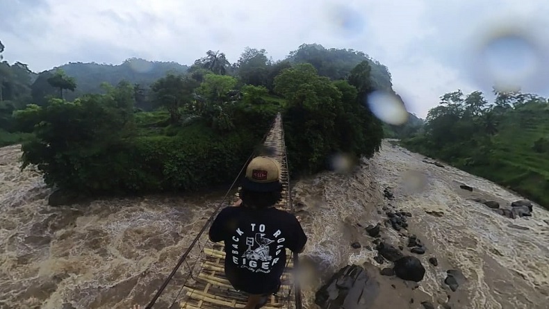 Puluhan Siswa dan Warga Garut-Cianjur Bertaruh Nyawa di Jembatan Bambu ... Puluhan Siswa dan Warga Garut-Cianjur Bertaruh Nyawa di Jembatan Bambu ...