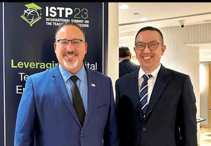 Kisah Menteri Pendidikan AS yang Jadi Kepala Sekolah SD di Usia 28 Tahun