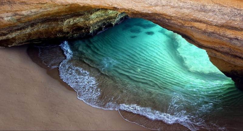 Pantai Unik Berbentuk Lubang Raksasa, Tersembunyi di Pulau Karang ...