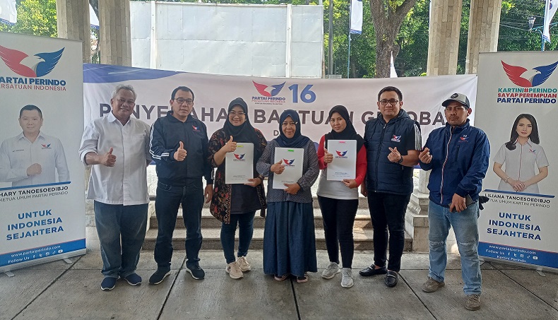 Pedagang Mi Ayam Terharu Dapat Gerobak Gratis dari Partai Perindo Pedagang Mi Ayam Terharu Dapat Gerobak Gratis dari Partai Perindo