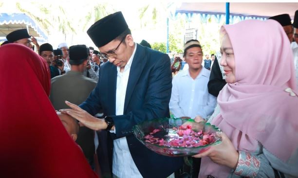 Disambut Antusias, TGB Zainul Majdi Hadiri Tradisi Ngurisan di Lombok Utara Disambut Antusias, TGB Zainul Majdi Hadiri Tradisi Ngurisan di Lombok Utara