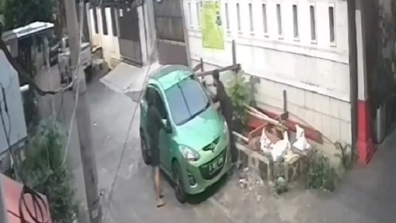 Meresahkan, 2 Pria Terekam CCTV Curi Spion Mobil Warga di Tanjung Duren Jakbar