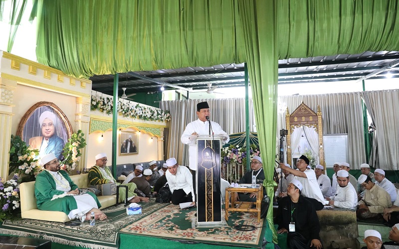 Momen Prabowo Miringkan Podium karena Tak Ingin Belakangi Habib dan Ulama saat Haul Akbar Habib ...