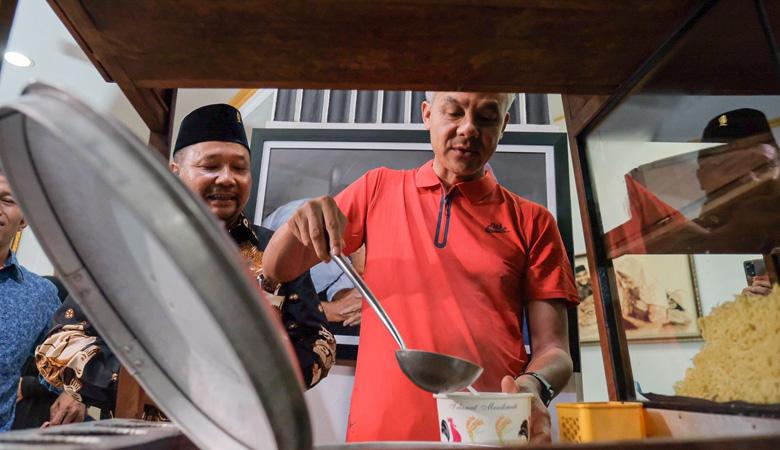 Momen Ganjar Temui Puluhan Pedagang Bakso di Rumah Dinas, Ambil Mi dan ... Momen Ganjar Temui Puluhan Pedagang Bakso di Rumah Dinas, Ambil Mi dan ...