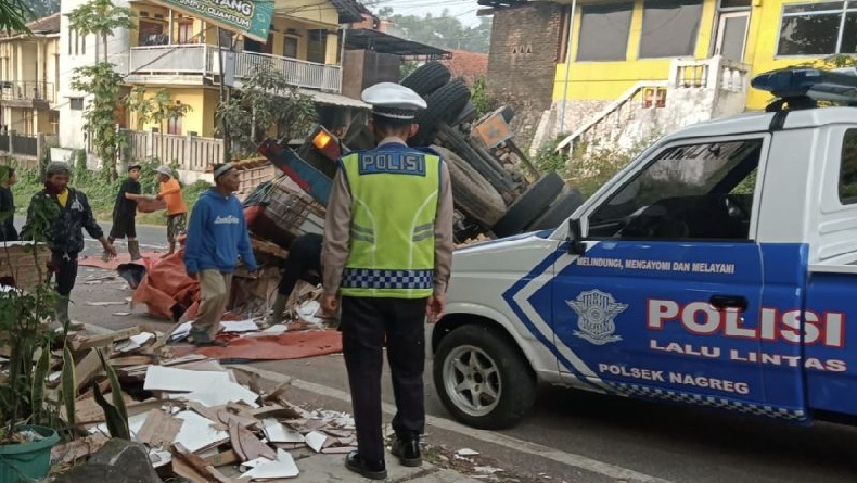 Truk Terguling di Nagreg Tutup Jalur Bandung-Tasikmalaya, Lalu Lintas ... Truk Terguling di Nagreg Tutup Jalur Bandung-Tasikmalaya, Lalu Lintas ...