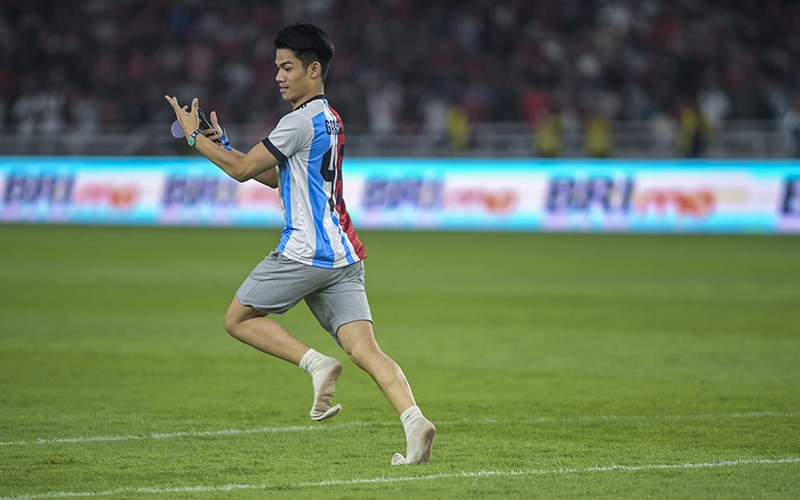 Suporter Nekat Masuk Lapangan saat Indonesia Vs Argentina, Ternyata Ini Tujuan Utamanya - Bagian 2