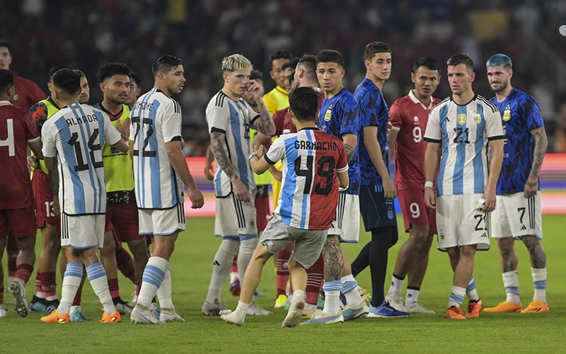 Suporter Nekat Masuk Lapangan saat Indonesia Vs Argentina, Ternyata Ini Tujuan Utamanya