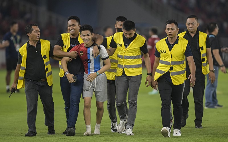 Suporter Nekat Masuk Lapangan saat Indonesia Vs Argentina, Ternyata Ini Tujuan Utamanya - Bagian 2
