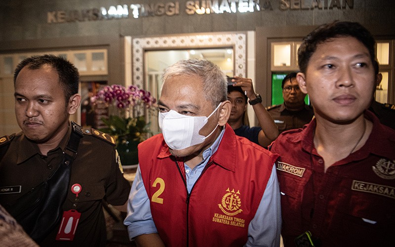 Kejaksaan Tahan 2 Tersangka Kasus Dugaan Korupsi Akuisisi Saham PTBA Kejaksaan Tahan 2 Tersangka Kasus Dugaan Korupsi Akuisisi Saham PTBA
