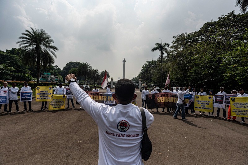 Pelaut Indonesia Unjuk Rasa Tuntut Peningkatan Standar Gaji Pelaut Indonesia Unjuk Rasa Tuntut Peningkatan Standar Gaji