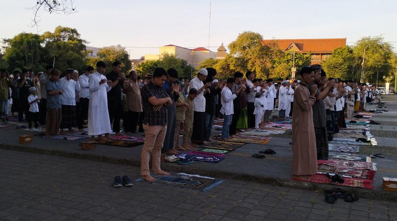 Ribuan Jemaah Khusyuk Salat Idul Adha Di Lapangan Pamedan Pura