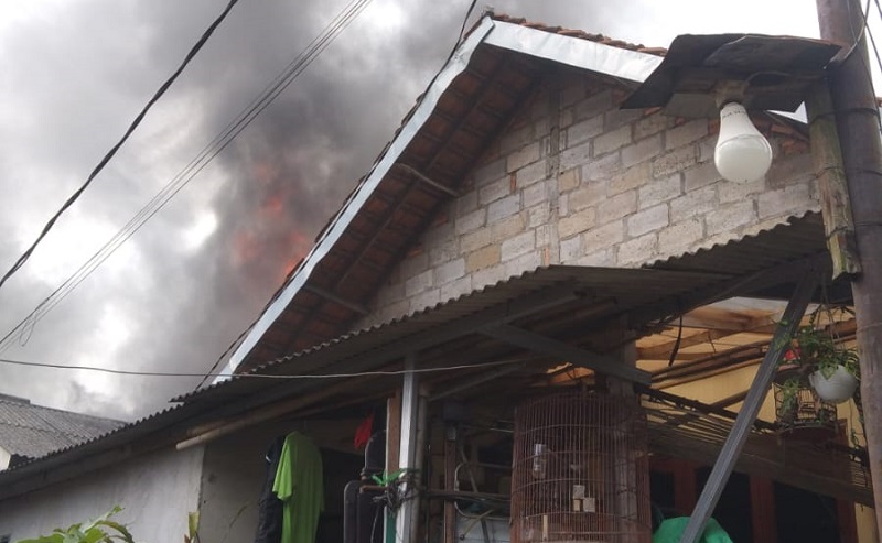 Kebakaran Hanguskan Rumah 2 Lantai di Ciputat, Hujan Deras Bantu Padamkan Api