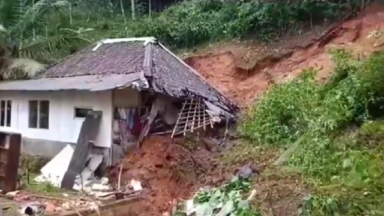 Longsor Timbun Rumah Warga di Leuwidahu Tasikmalaya, Terdengar Suara Gemuruh