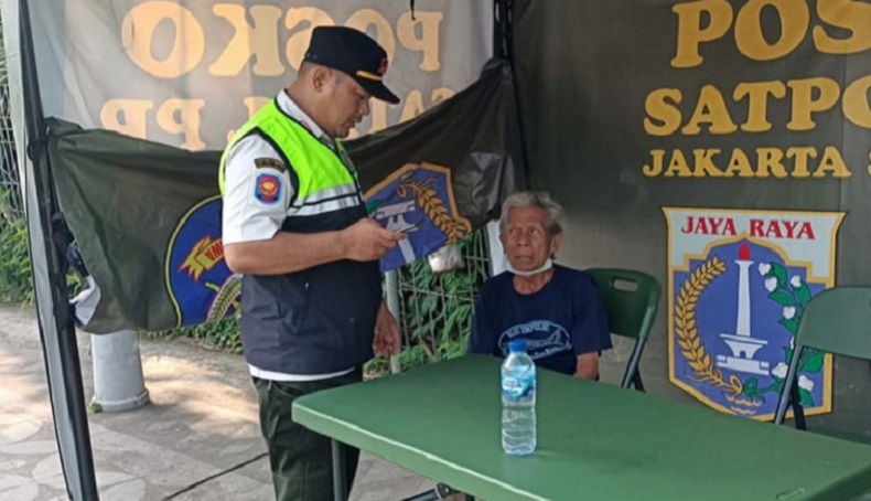 Satpol PP Amankan Pengemis di JPO Senayan, Ternyata Bawa Uang Rp18 Juta hingga ATM