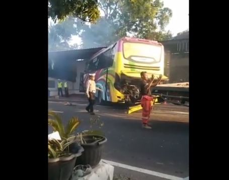 Kecelakaan di Situbondo, Bus Tabrakan Beruntun 2 Tewas Puluhan Luka-Luka