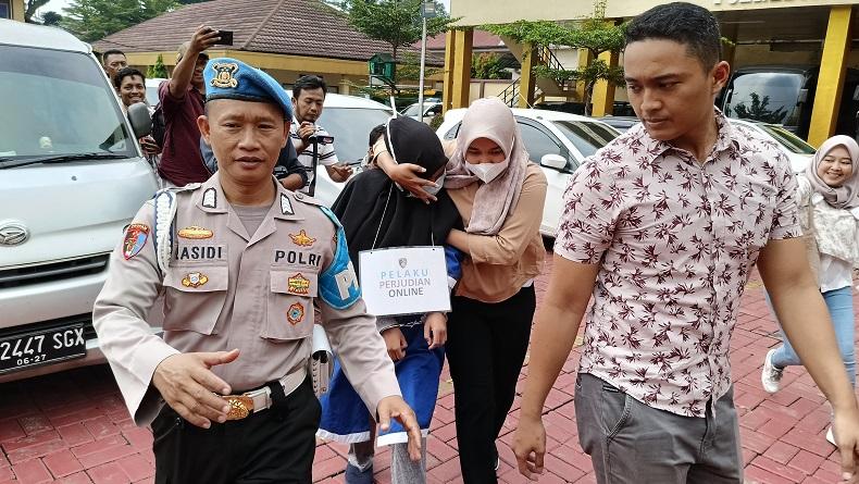 Selebgram asal Bogor Menangis Diciduk Polisi karena Promosikan Judi Online