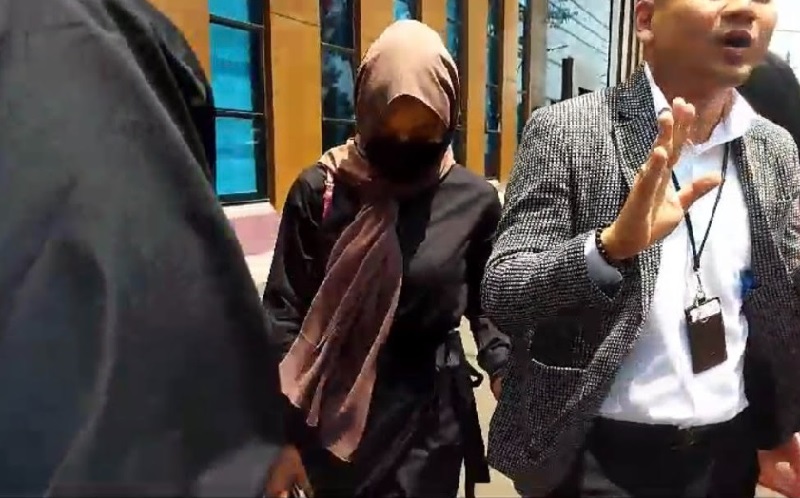 Selebgram Oklin Fia Ungkap Pemeran Pria di Konten Jilat Es Krim Bukan Pacarnya