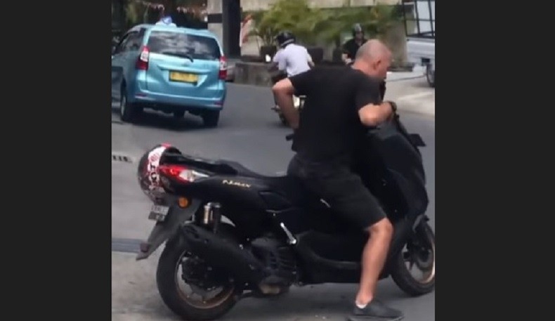 Viral Bule di Bali Belum Lancar Berkendara tapi Sewa Motor, Langsung Nabrak Taksi!