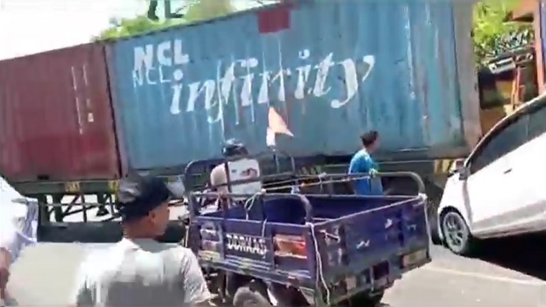 Truk Trailer Tak Kuat Nanjak Jembatan Petekan Surabaya, 6 Kendaraan ... Truk Trailer Tak Kuat Nanjak Jembatan Petekan Surabaya, 6 Kendaraan ...