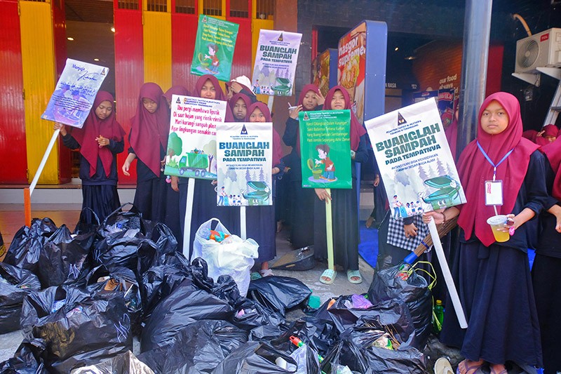 Aksi Ratusan Santri Tahfidz Alquran Pungut Sampah Berserakan di Jalanan