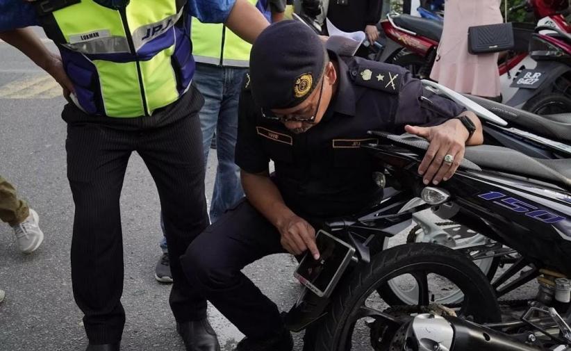 Viral Pemotor Ini Ditilang karena Pasang Pelat Nomor Terkecil di Dunia
