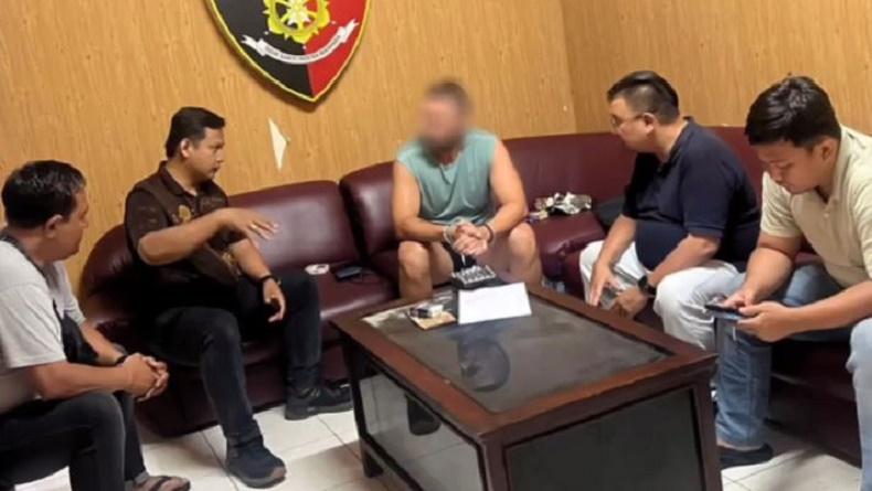 Sempat Viral di Bali, Bule yang Mesum Sambil Berdiri di Gang Rumah ... Sempat Viral di Bali, Bule yang Mesum Sambil Berdiri di Gang Rumah ...