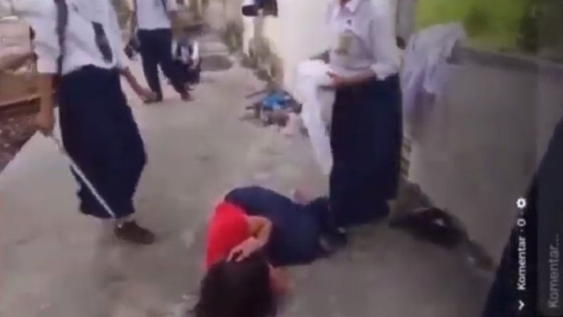 Viral Siswi SMP Pukul hingga Jambak Rambut Teman Diduga Pelajar Delisedang