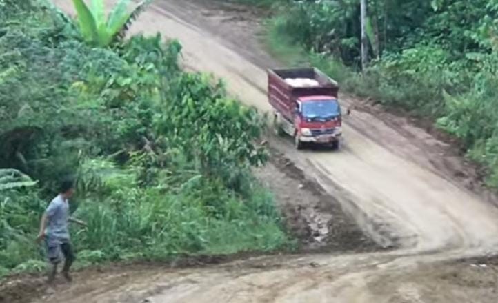 Viral Sopir Truk Berhasil Lewati Jalan Tanjakan Licin, Netizen: Jam ...