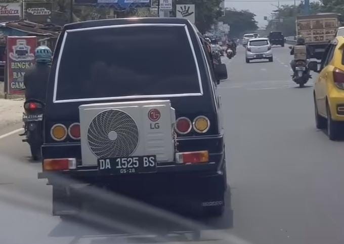 Cuaca Panas, Viral Mobil Pasang AC Split di Bagian Belakang