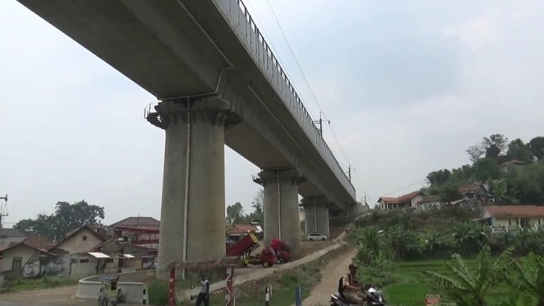 Fakta Baru Pria Hendak Loncat dari Atas Trase Kereta Cepat Whoosh, Ini ... Fakta Baru Pria Hendak Loncat dari Atas Trase Kereta Cepat Whoosh, Ini ...