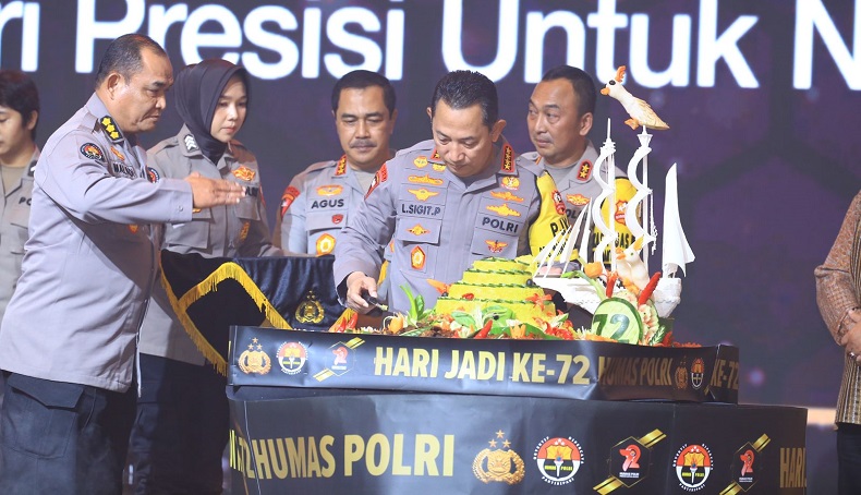 Kapolri Beri 2 Hadiah ke Divisi Humas Polri di HUT ke-72