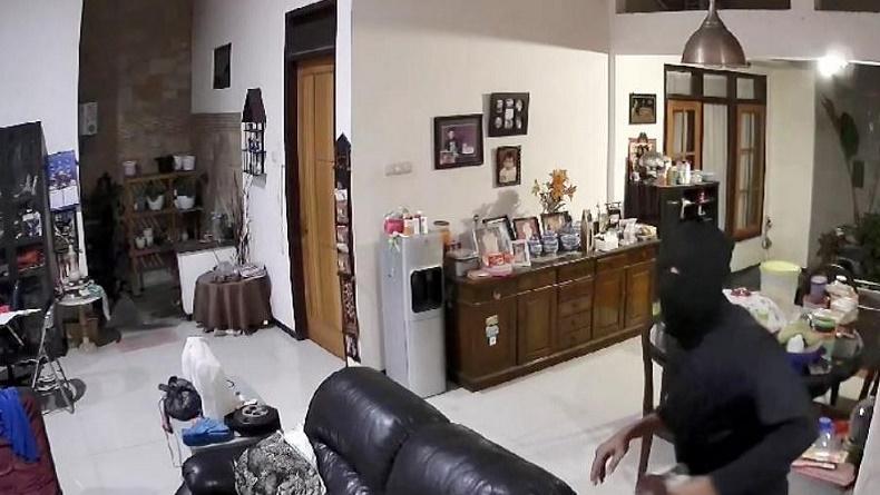 Terekam CCTV, Aksi Pencuri Berpakaian ala Ninja Masuk Rumah Pensiunan di Malang