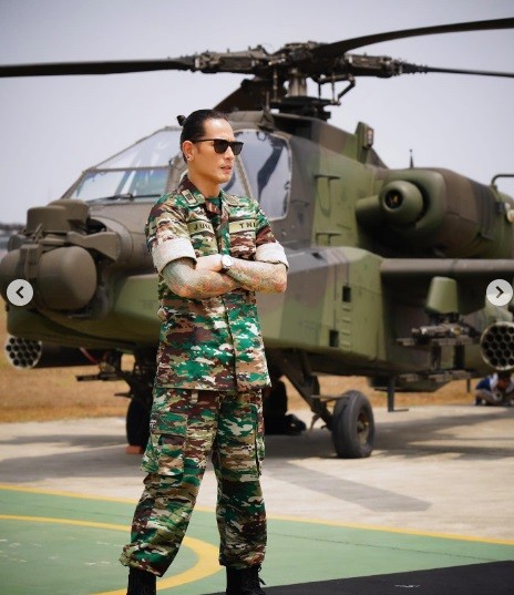 5 Potret Chef Juna Berseragam Tentara, Netizen: Emang Boleh Seganteng Ini?