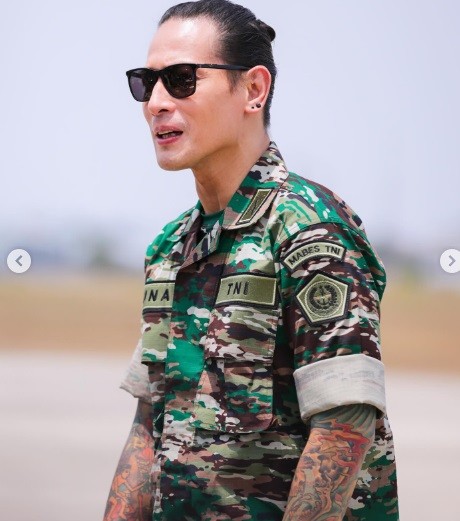 5 Potret Chef Juna Berseragam Tentara, Netizen: Emang Boleh Seganteng Ini?