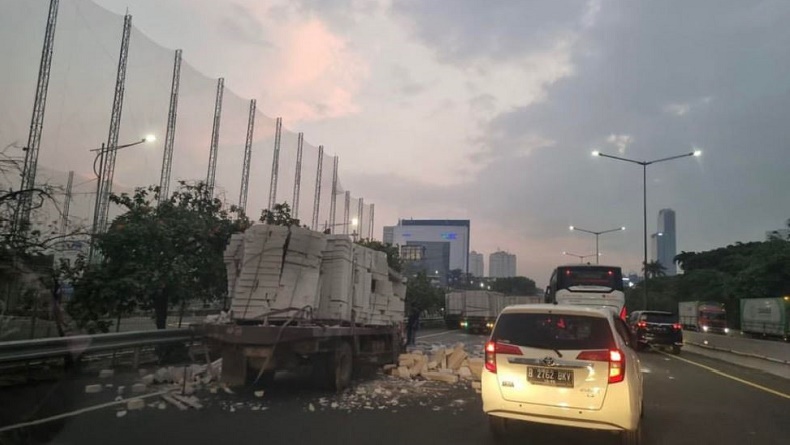 Truk Kecelakaan di Tol Janger Arah Tomang, Arus Lalu Lintas Padat