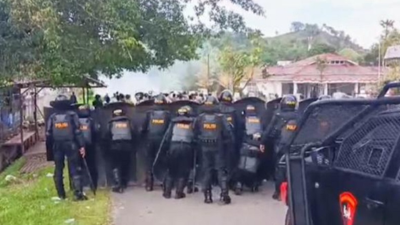 Bubarkan Aksi HUT OPM di Sorong, Polisi Dilempari Batu Bubarkan Aksi HUT OPM di Sorong, Polisi Dilempari Batu