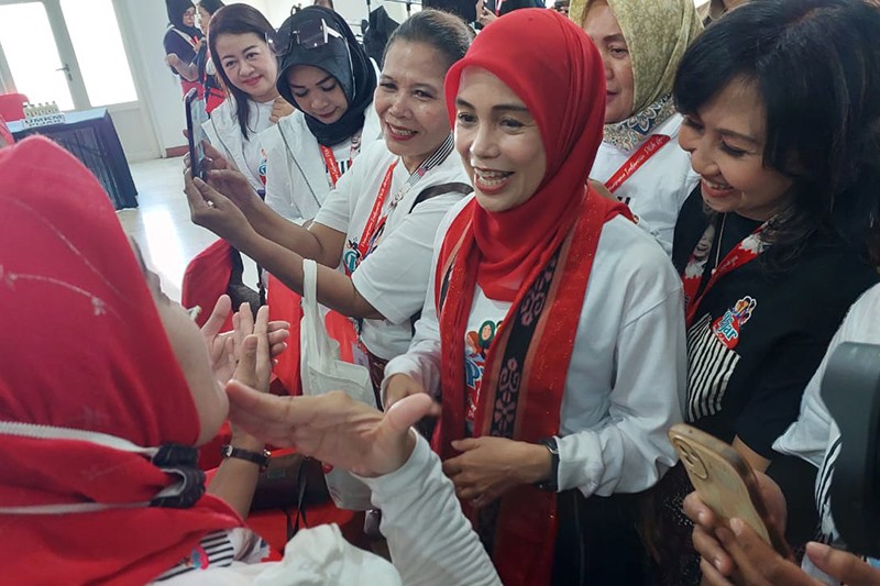 Siti Atikoh Gunakan Bahasa Isyarat Berbincang dengan Disabilitas Siti Atikoh Gunakan Bahasa Isyarat Berbincang dengan Disabilitas