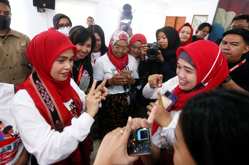 Siti Atikoh Gunakan Bahasa Isyarat Berbincang dengan Disabilitas Siti Atikoh Gunakan Bahasa Isyarat Berbincang dengan Disabilitas