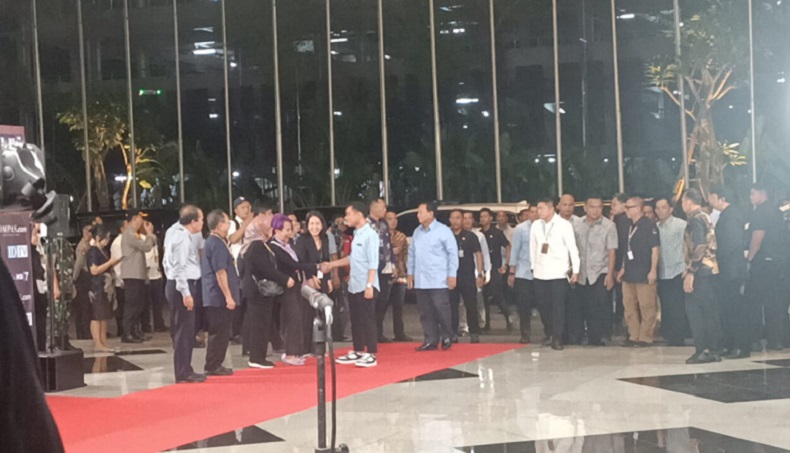 Debat Cawapres, Ajudan Prabowo Mayor Teddy Tak Lagi Kenakan Baju Timses Debat Cawapres, Ajudan Prabowo Mayor Teddy Tak Lagi Kenakan Baju Timses