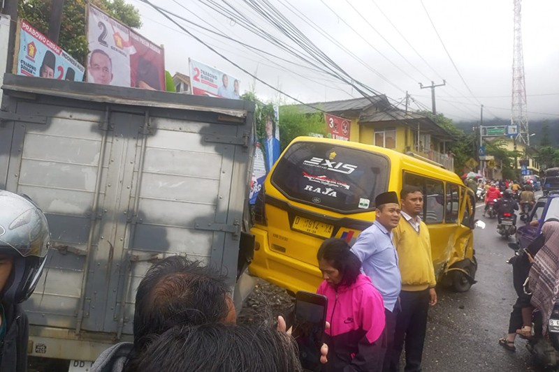 Tabrakan Beruntun di Puncak, Truk Hantam Angkot hingga Kios Tambal Ban Tabrakan Beruntun di Puncak, Truk Hantam Angkot hingga Kios Tambal Ban