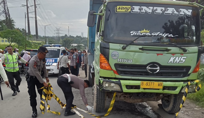 Gagal Nyalip, Pemotor Tewas Terlindas Truk di Klapanunggal Bogor