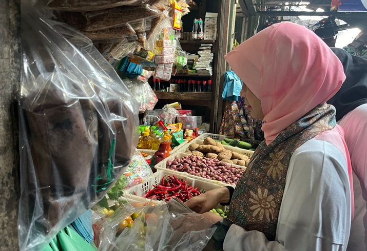 Blusukan ke Pasar Jombang, Siti Atikoh Belanja Bawang hingga Cabai Blusukan ke Pasar Jombang, Siti Atikoh Belanja Bawang hingga Cabai