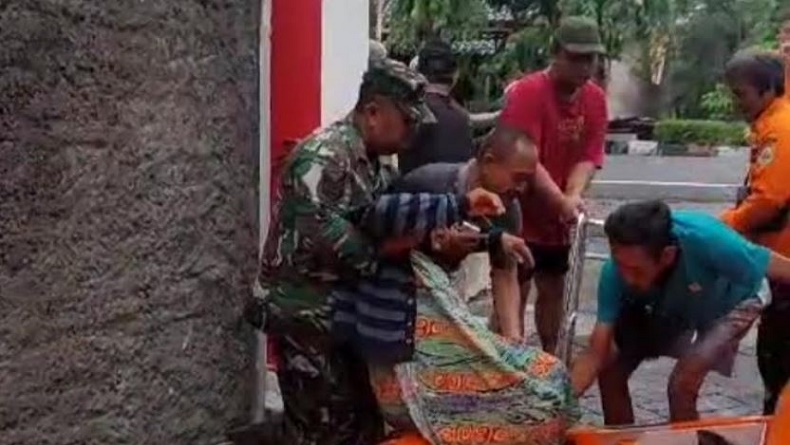 Banjir Grobogan Tim Sar Gabungan Evakuasi 60 Lansia Sakit Stroke