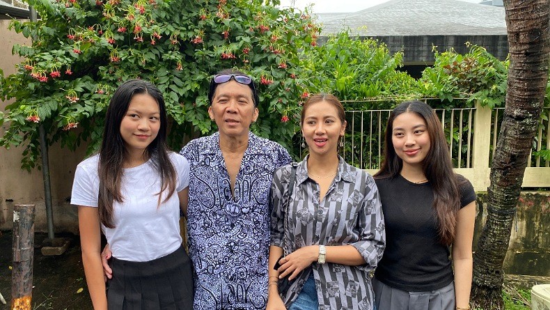 Bimbim Slank Nyoblos Bareng Keluarga, Tampil dengan Outfit Batik Dipadukan Jeans Hitam