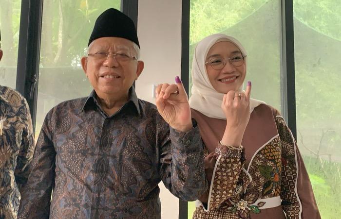 Ma’ruf Amin Sarapan Sandwich Sebelum Nyoblos Bareng Istri di TPS 033 Cimanggis