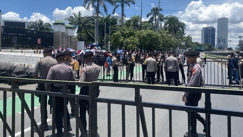 Pendemo Terus Berdatangan, Polisi Tutup Jalan Depan Gedung DPR