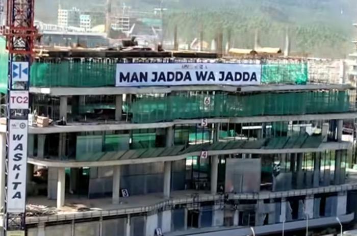 Potret Pembangunan Gedung di IKN Diisi Spanduk 'Man Jadda Wa Jadda'