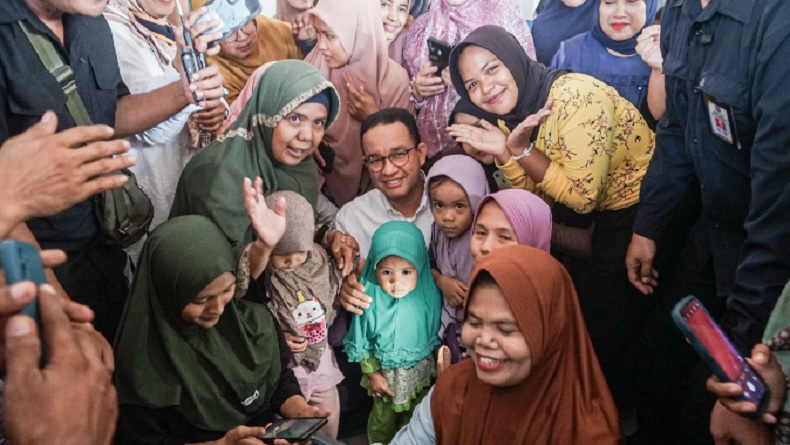 Anies Berikan Bantuan Paket Sembako kepada Warga Terdampak Banjir Sumbar