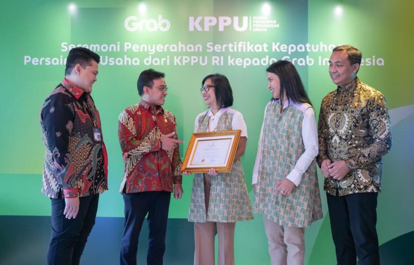 Penyerahan Sertifikat Penetapan Program Kepatuhan Persaingan Usaha dari ... Penyerahan Sertifikat Penetapan Program Kepatuhan Persaingan Usaha dari ...